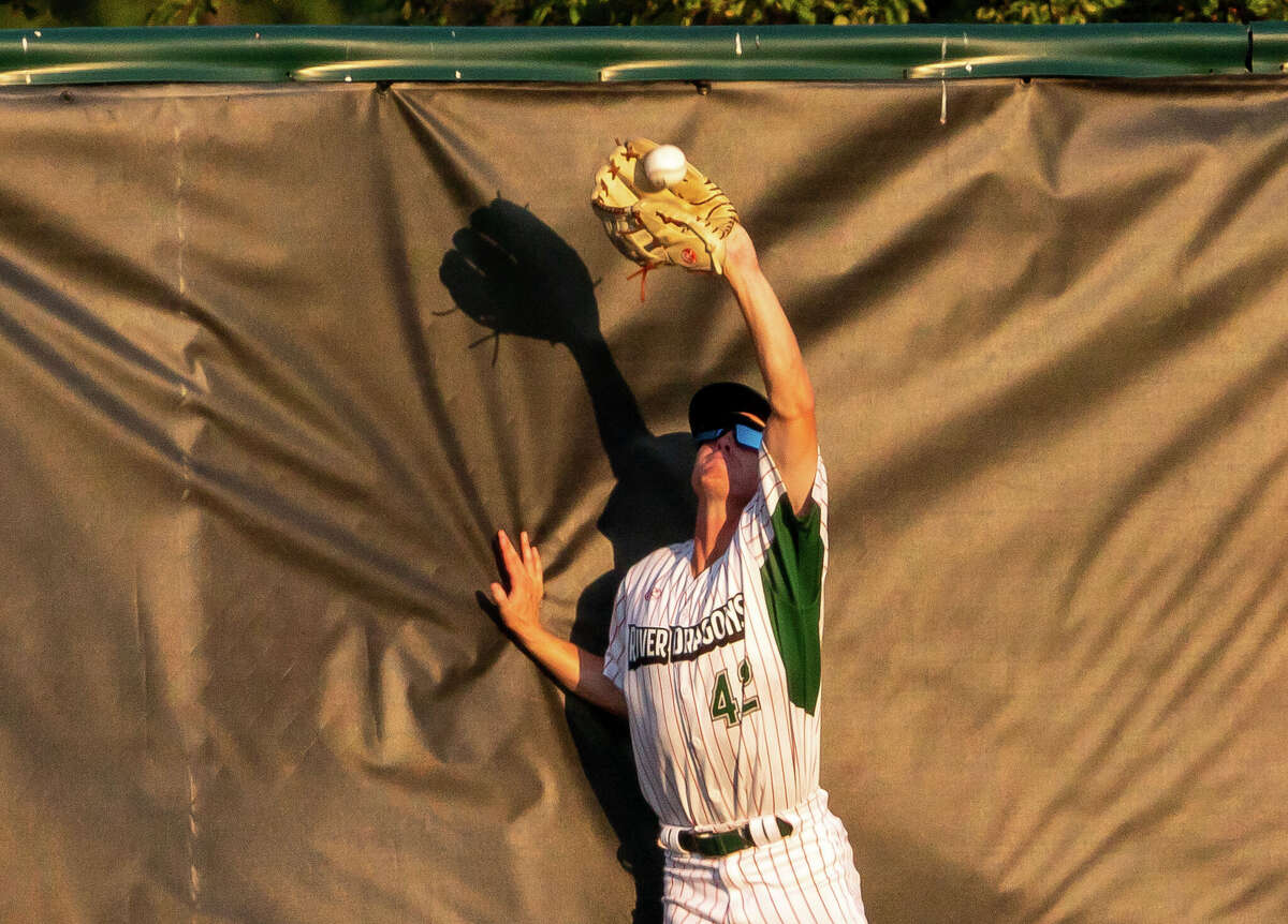 Alton River Dragons rally past the O'Fallon Hoots 7-5