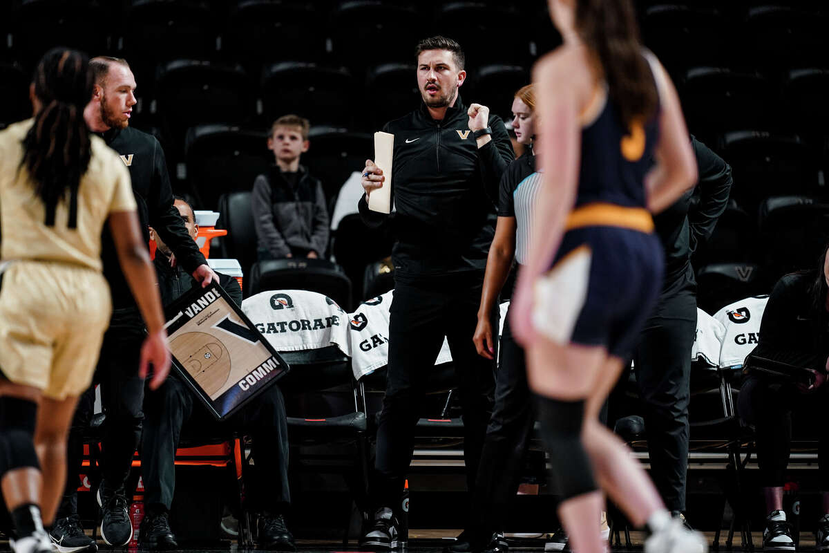 How UConn grad Kevin DeMille became Shea Ralph's assistant coach