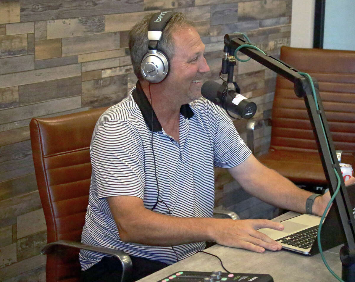 EHS teacher, coach hosts award-winning sports podcast