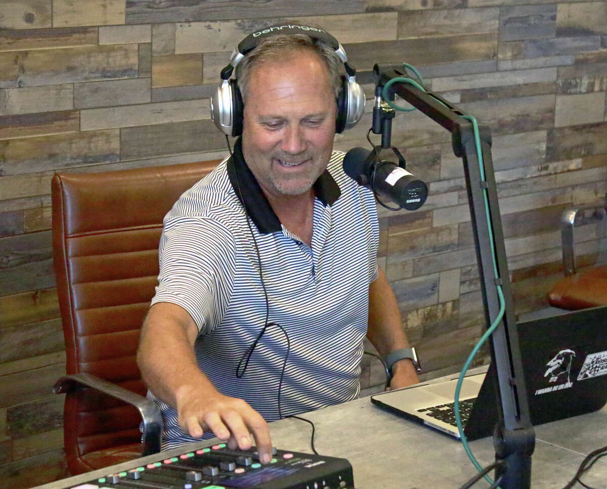 EHS teacher, coach hosts award-winning sports podcast