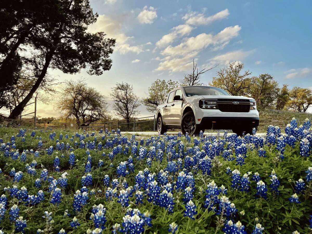 Ford Maverick XLT, a compact, versatile pickup truck