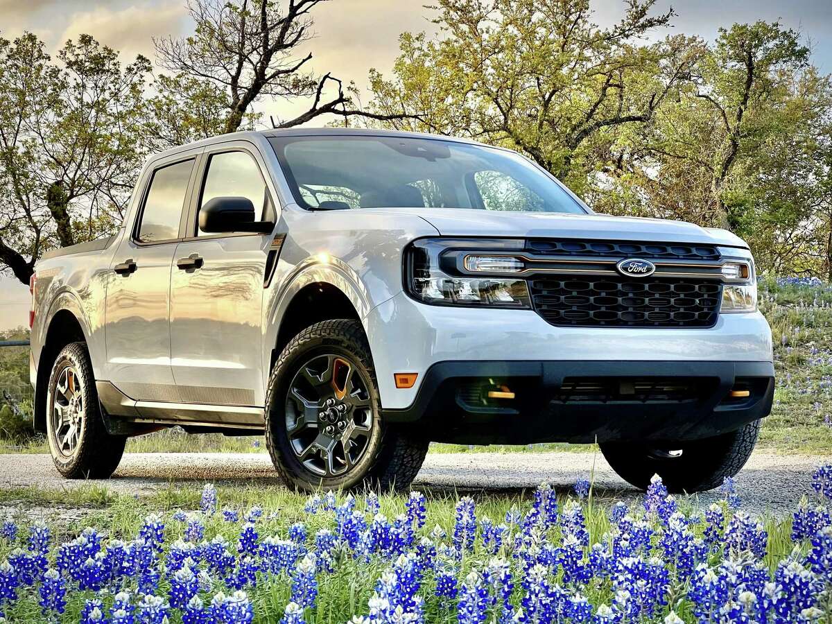 Ford Maverick XLT, a compact, versatile pickup truck