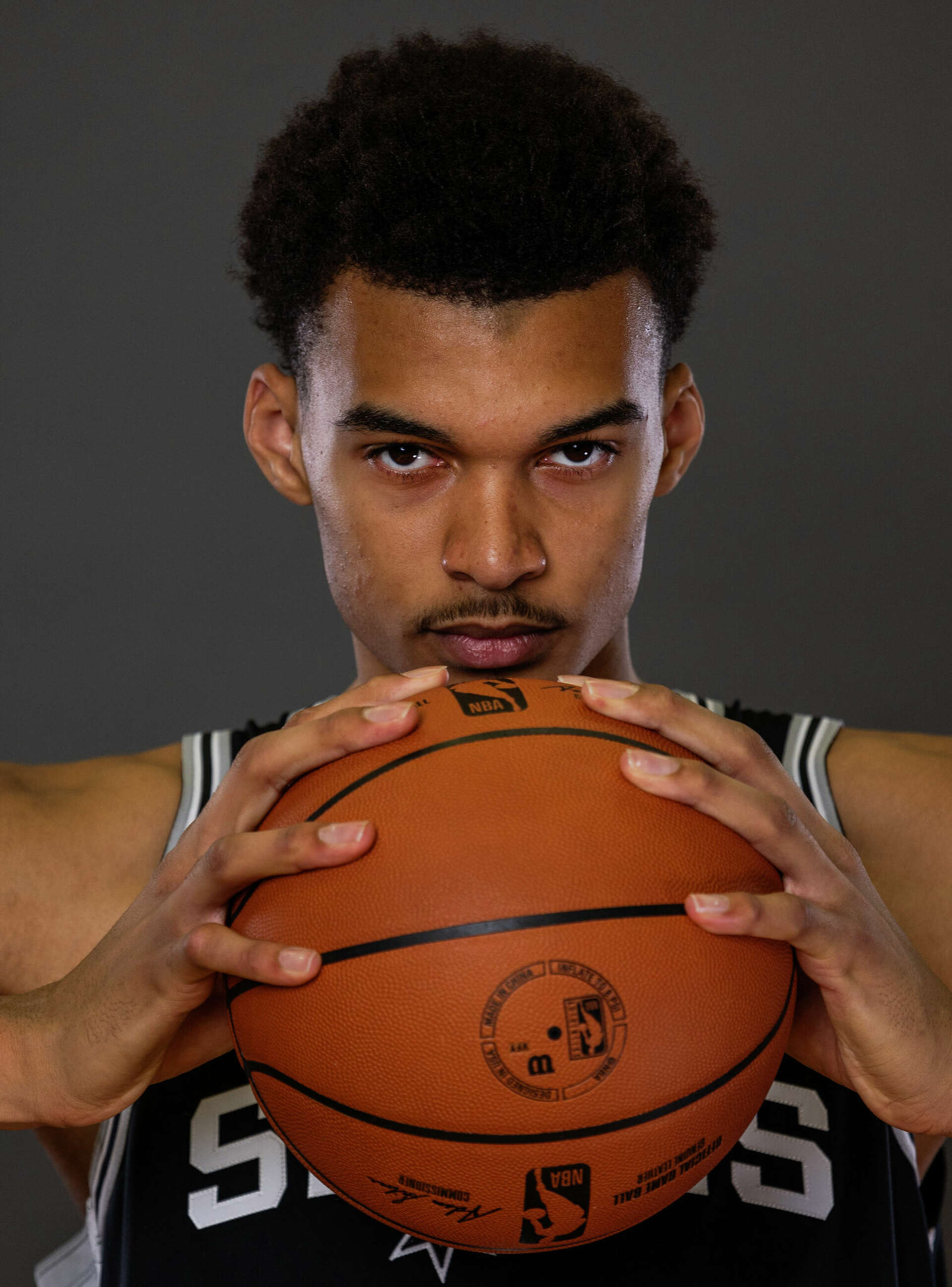 Spurs share behind-the-scenes look at Wembanyama's rookie photo shoot