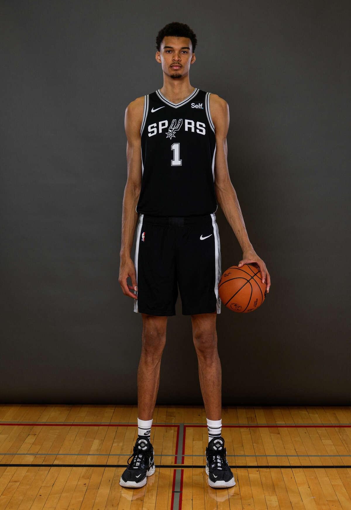 Spurs share behind-the-scenes look at Wembanyama's rookie photo shoot