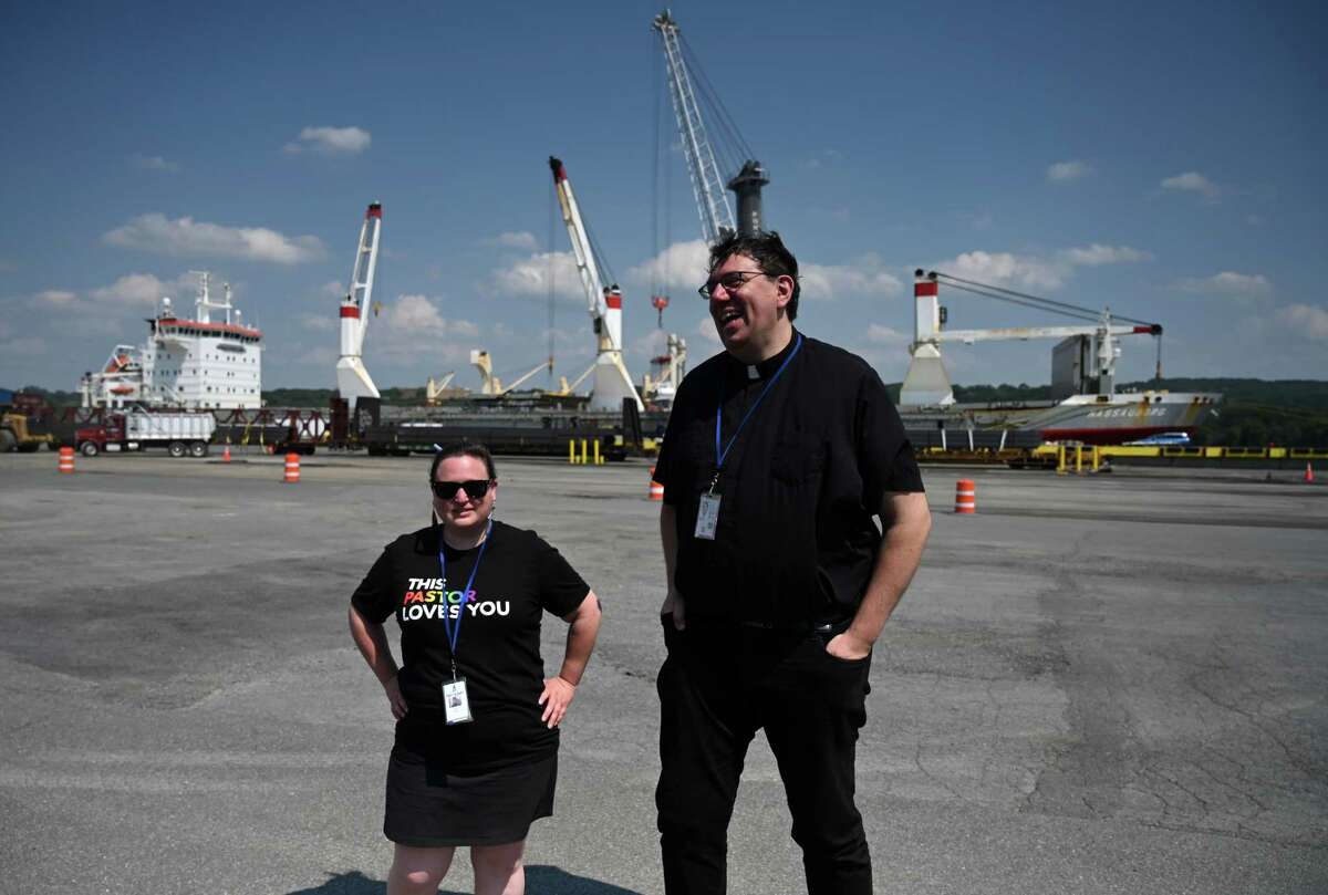 Couple ministers to sailors at local ports