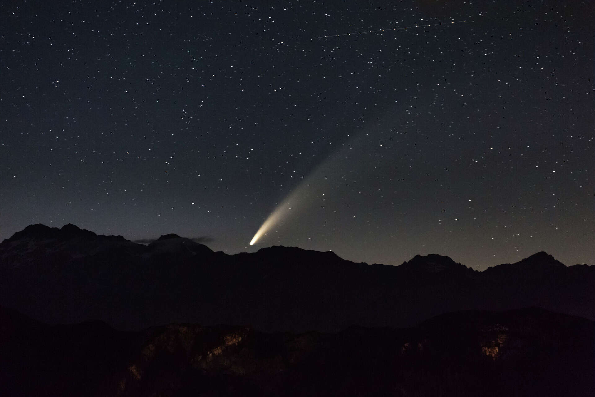 Video captures fireball lights up the East Texas night sky