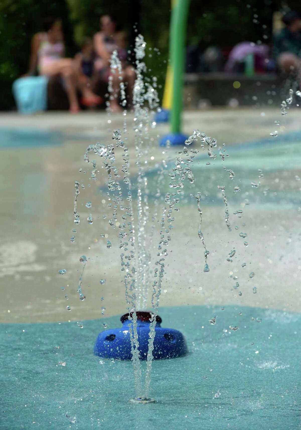 Photos: Ridgefield kids, parents stay cool in Spray Bay