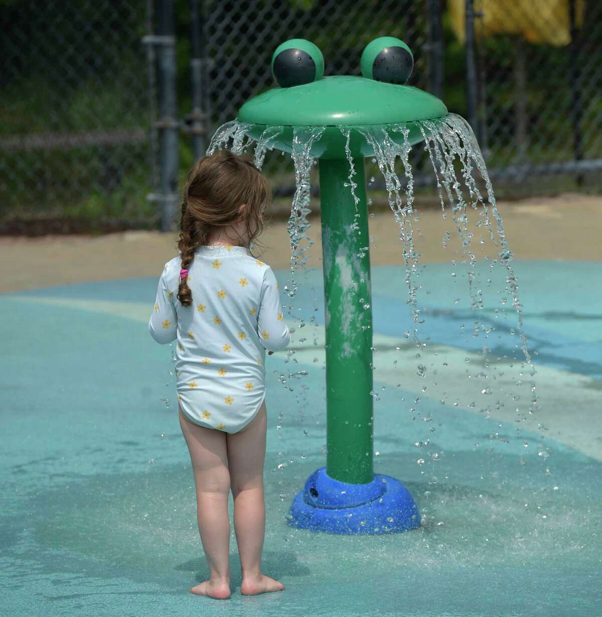 Photos: Ridgefield kids, parents stay cool in Spray Bay
