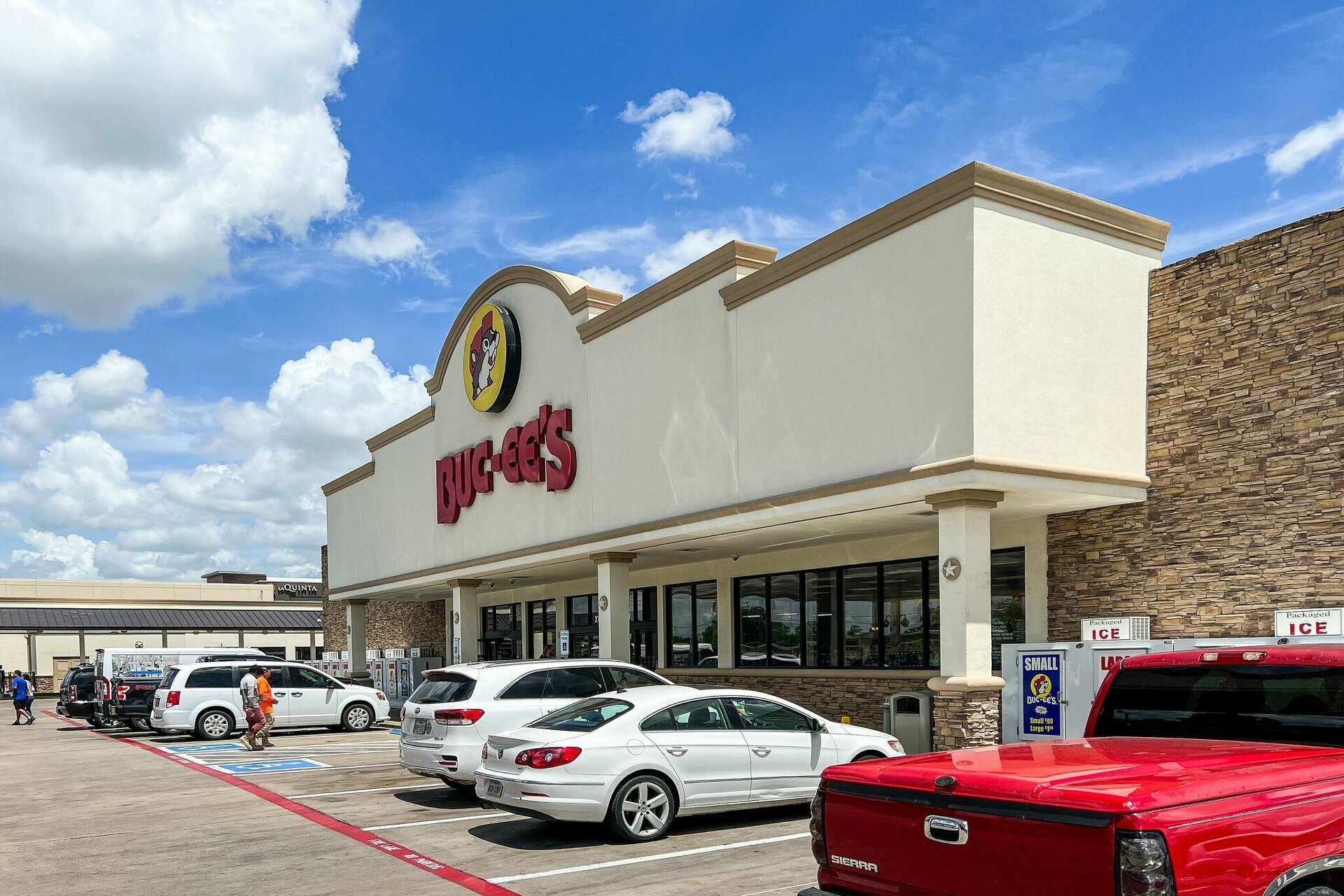 Was 'howdy' purposely misspelled in this Buc-ee's billboard in Texas?
