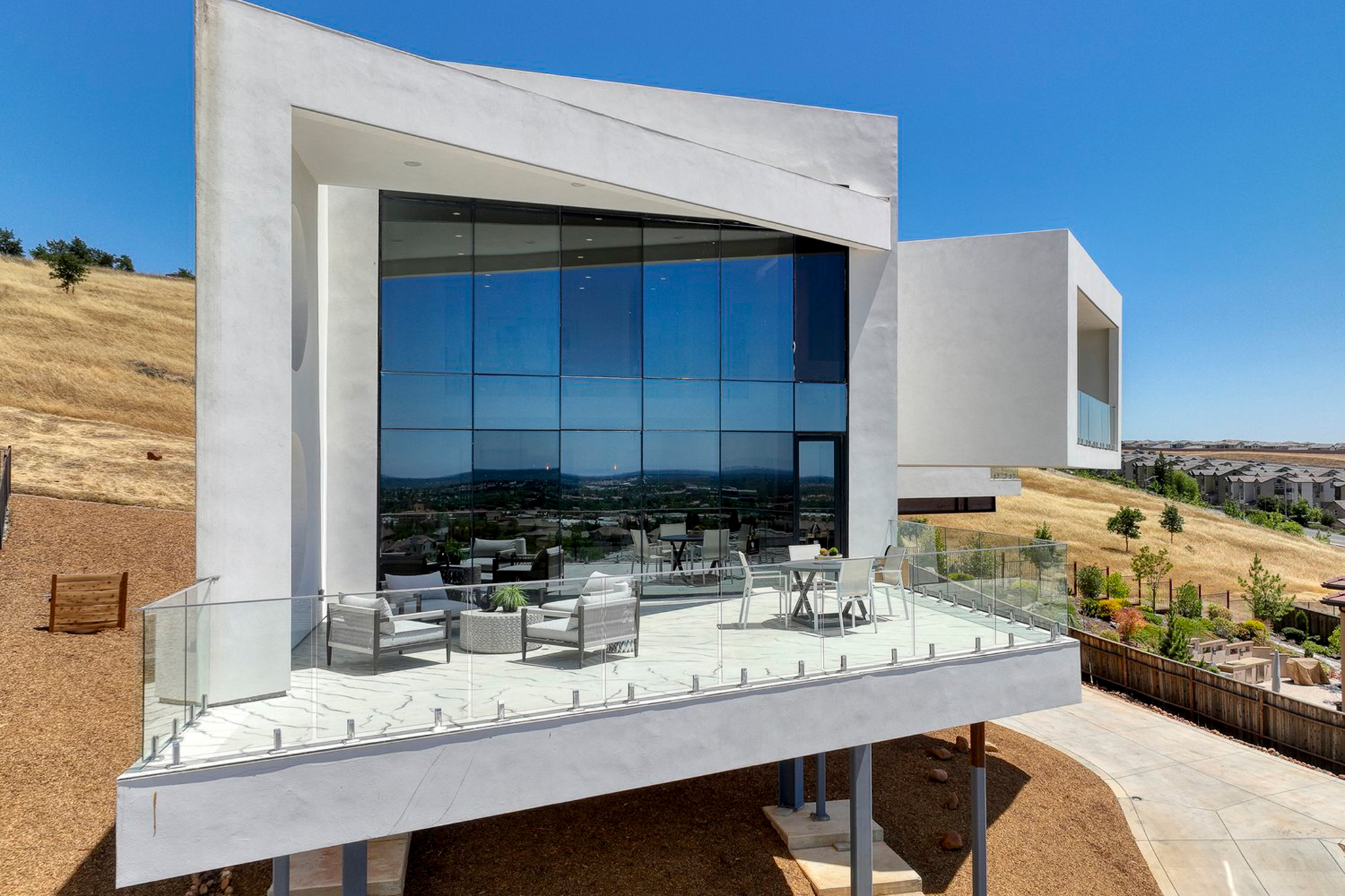 Extravagant California 'space ship' home hits the market