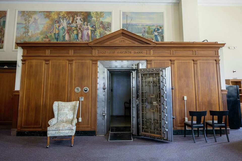 Cohoes Common Council approves buying iconic bank building for library