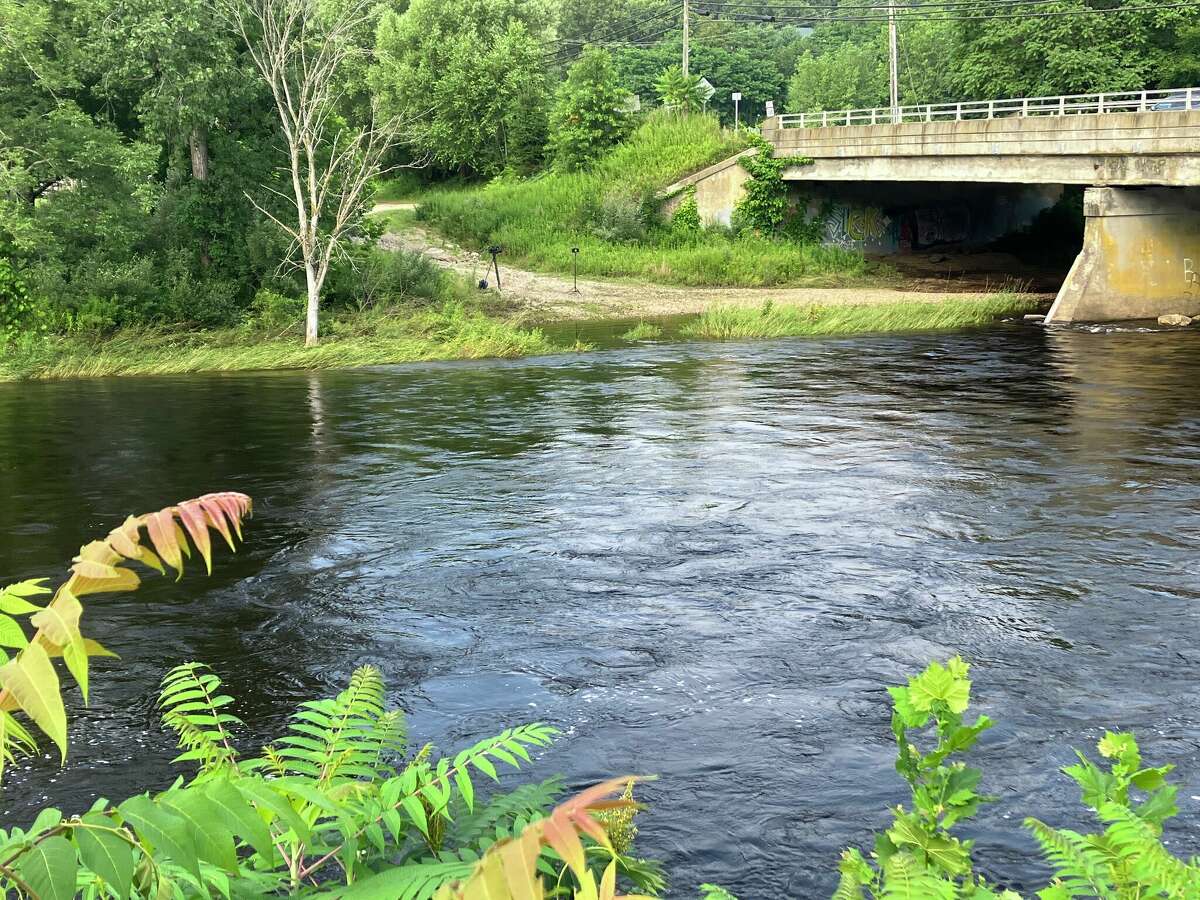 Mom, child die in apparent drownings in CT river, police say