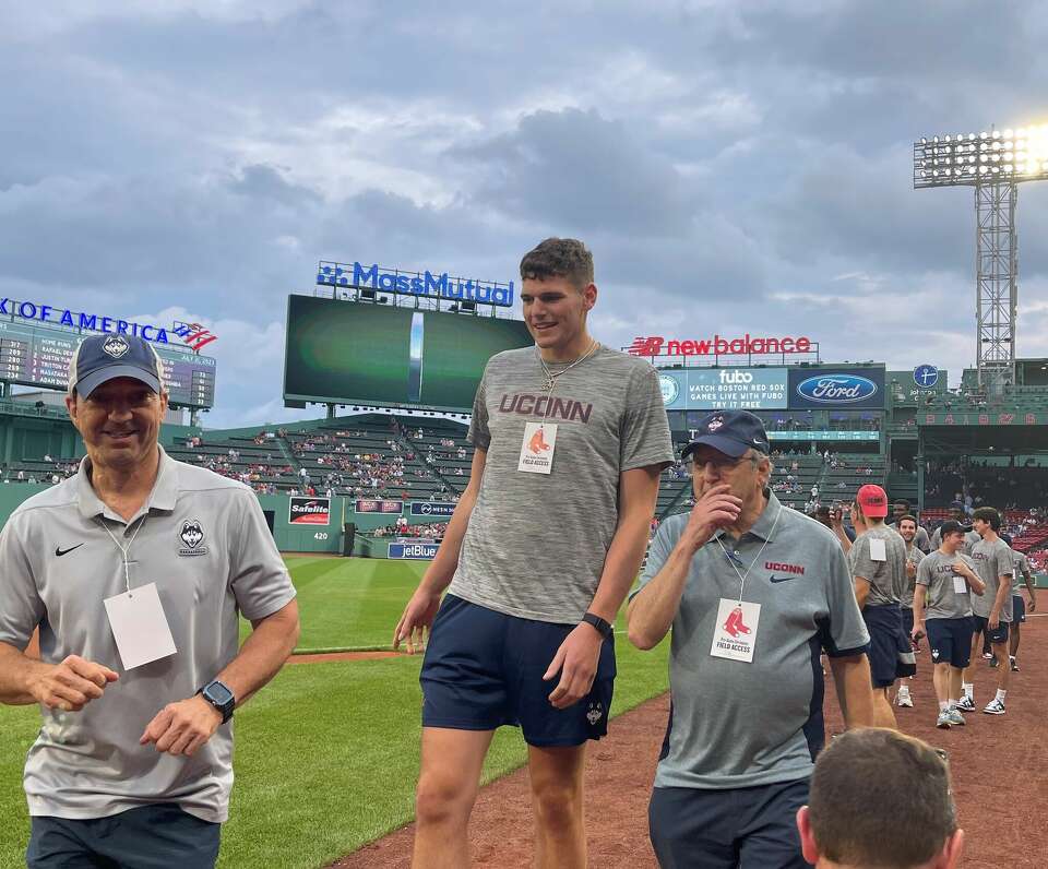 How tall is Donovan Clingan? UConn center is listed at 7-foot-2.