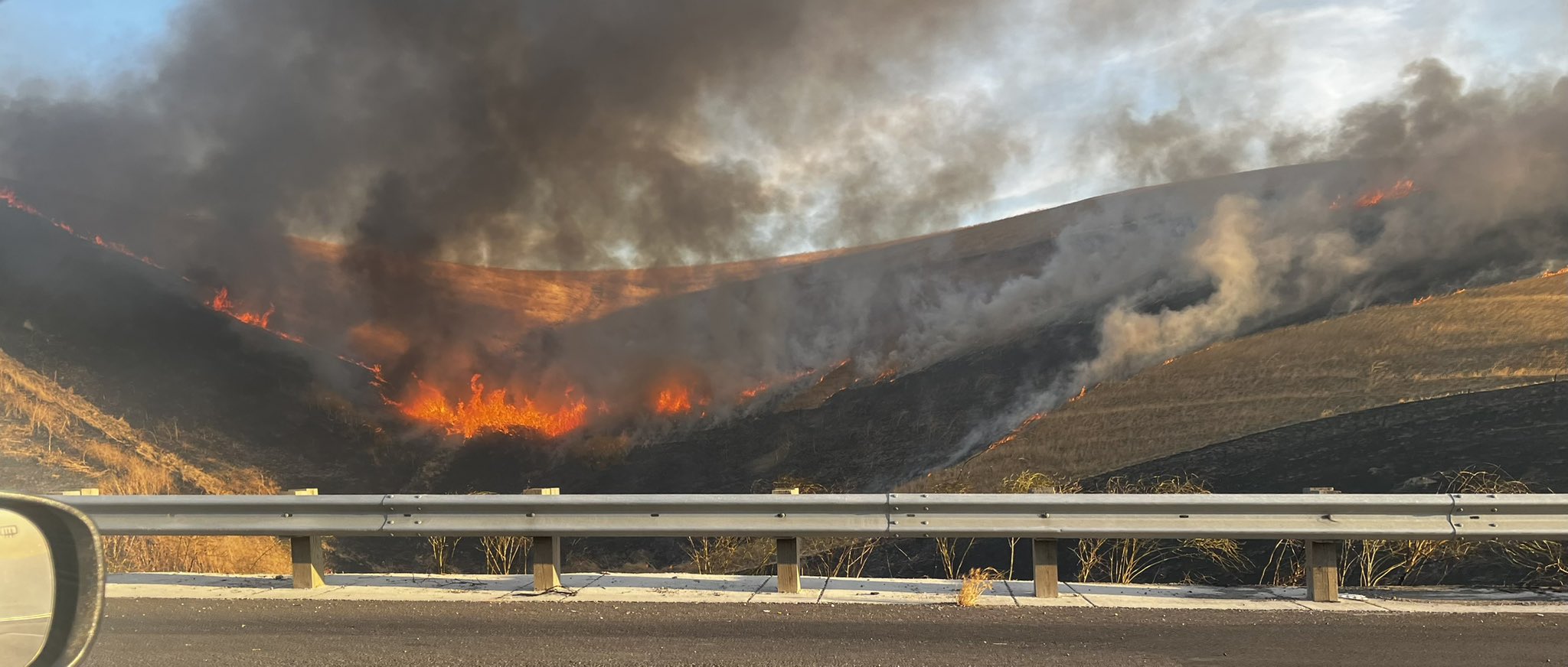 Arson suspected as crews extinguish fire along I-580 in Alameda County