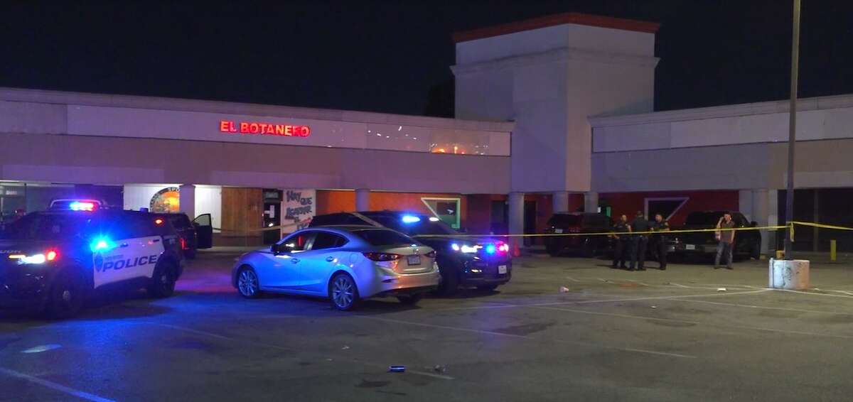 1 dead, 4 injured in Houston bar: Shooter followed the group inside