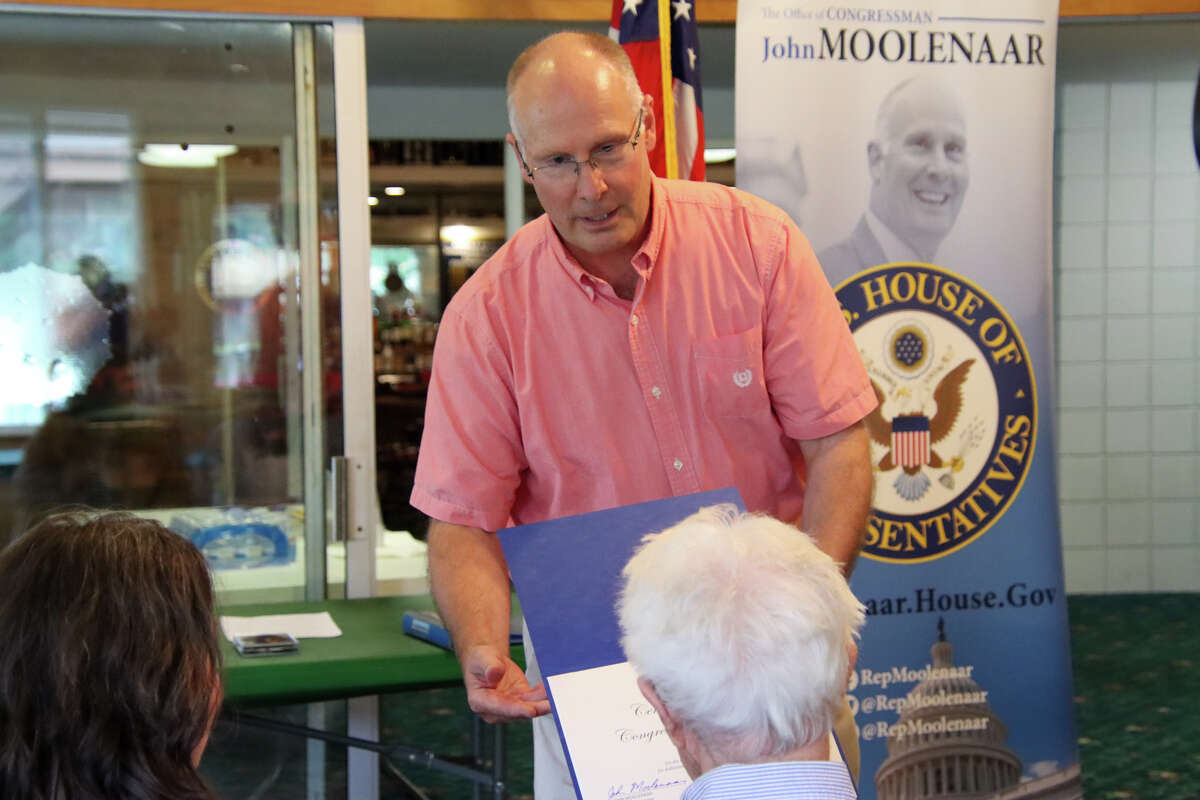 Congressman Moolenaar presents military medals to veteran