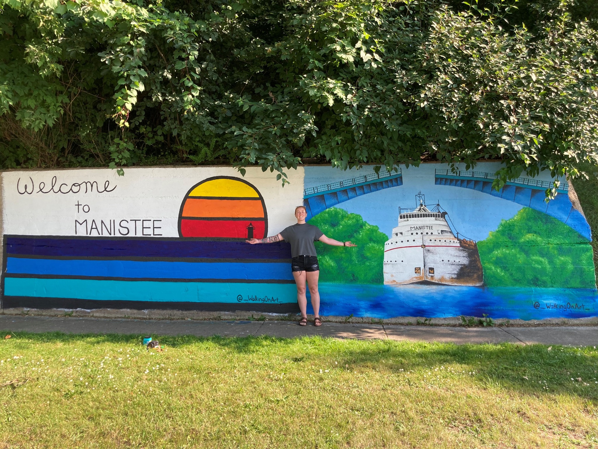 Manistee gains iconic coastal mural on route to First Street Beach