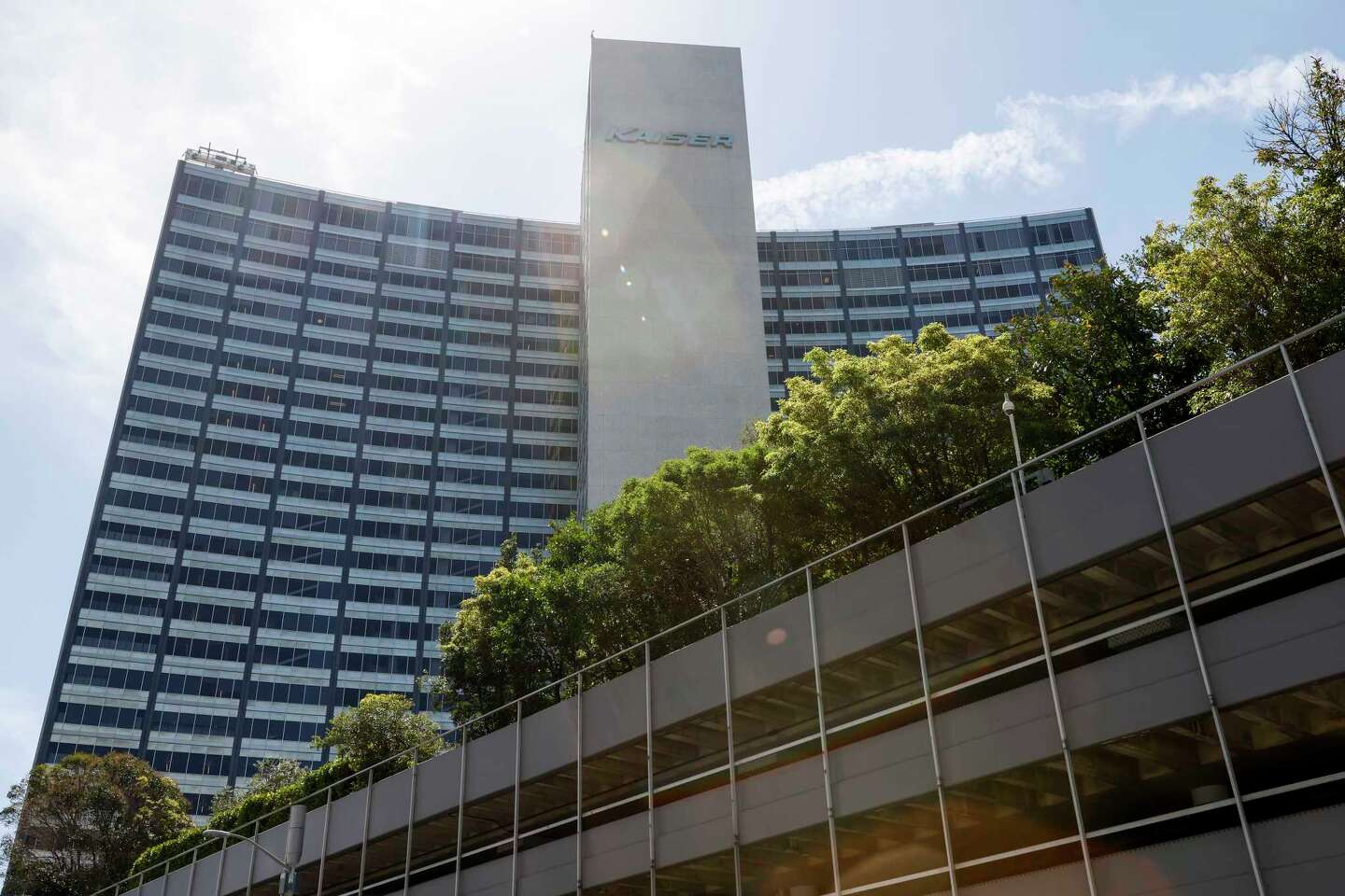 PG&E will buy its Oakland headquarters for $900 million