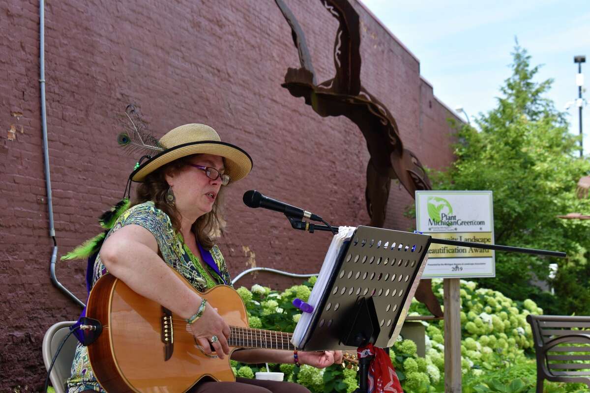 Big Rapids Pocket Park features Lisa Carol signing Joni Mitchell