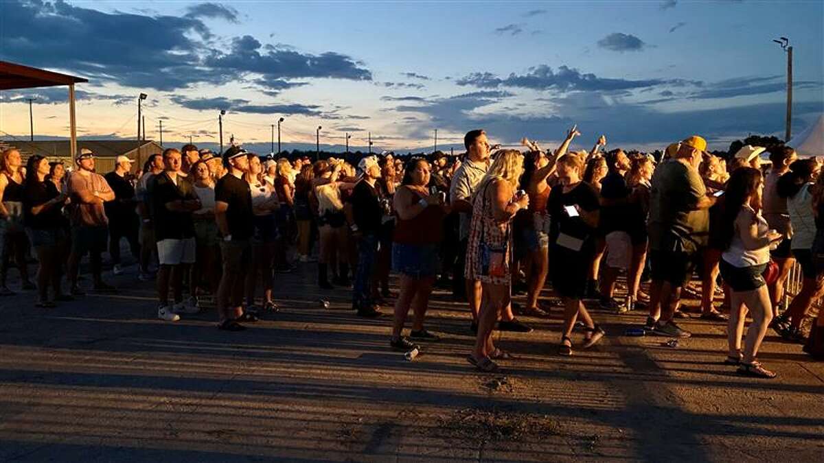 Crowd hollers for Bailey Zimmerman at Midland concert