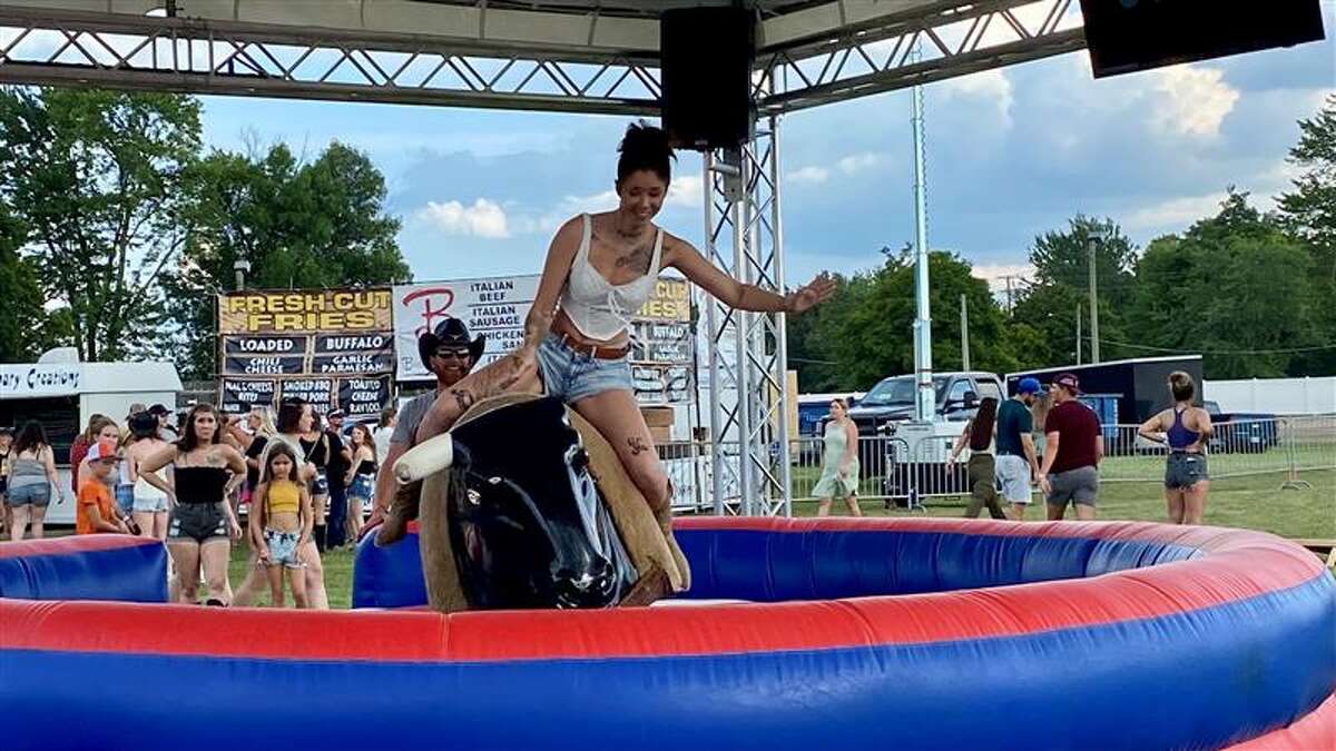 Crowd hollers for Bailey Zimmerman at Midland concert