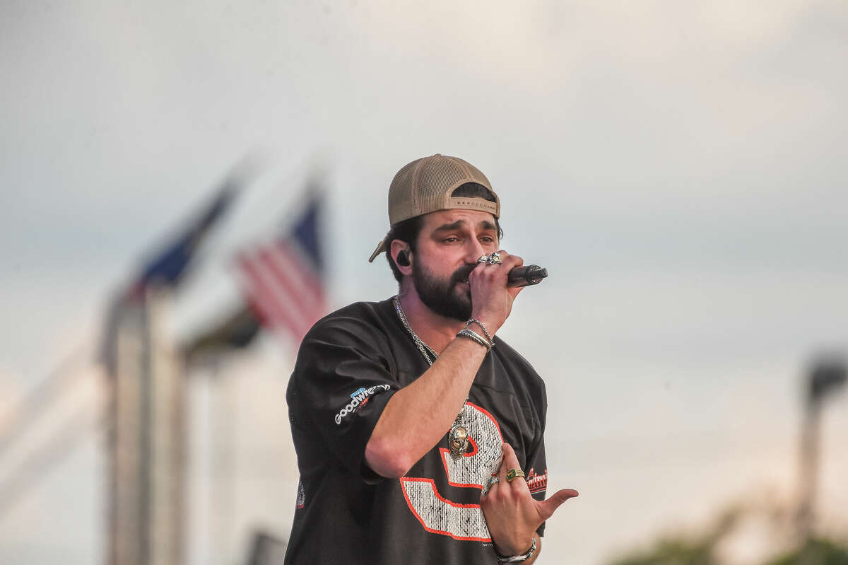 Crowd hollers for Bailey Zimmerman at Midland concert