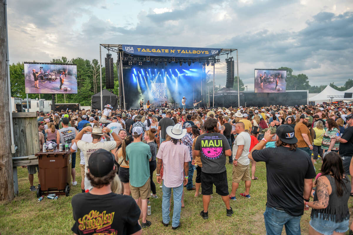 Crowd hollers for Bailey Zimmerman at Midland concert