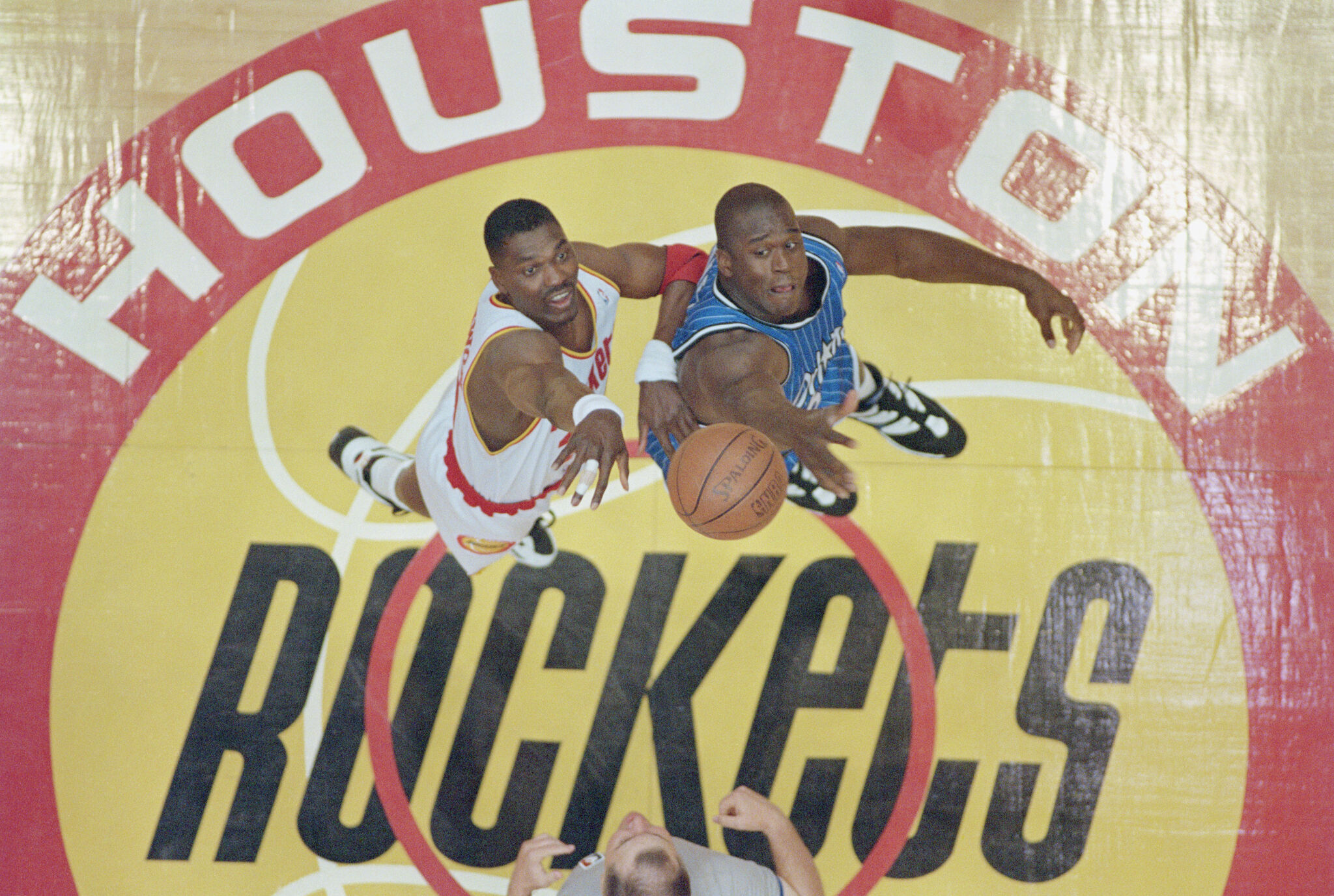 7-time champion puts Hakeem Olajuwon above Shaq, Tim Duncan