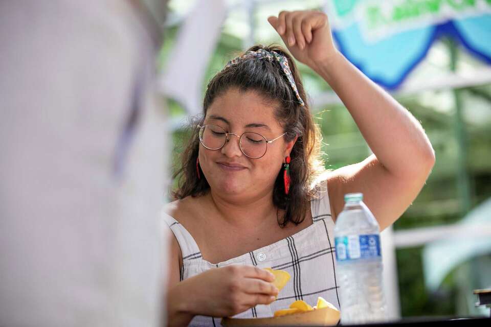Guinness record holder Samantha Ramsdell visits San Antonio Zoo