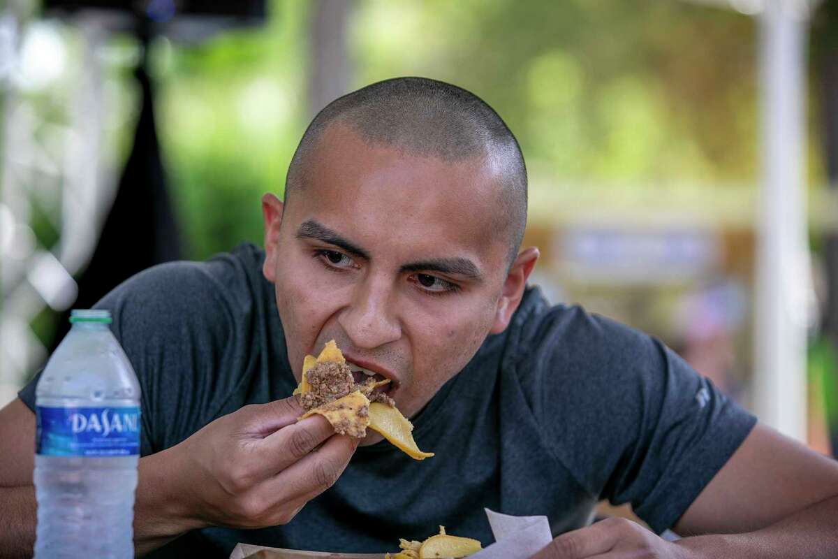 Guinness record holder Samantha Ramsdell visits San Antonio Zoo