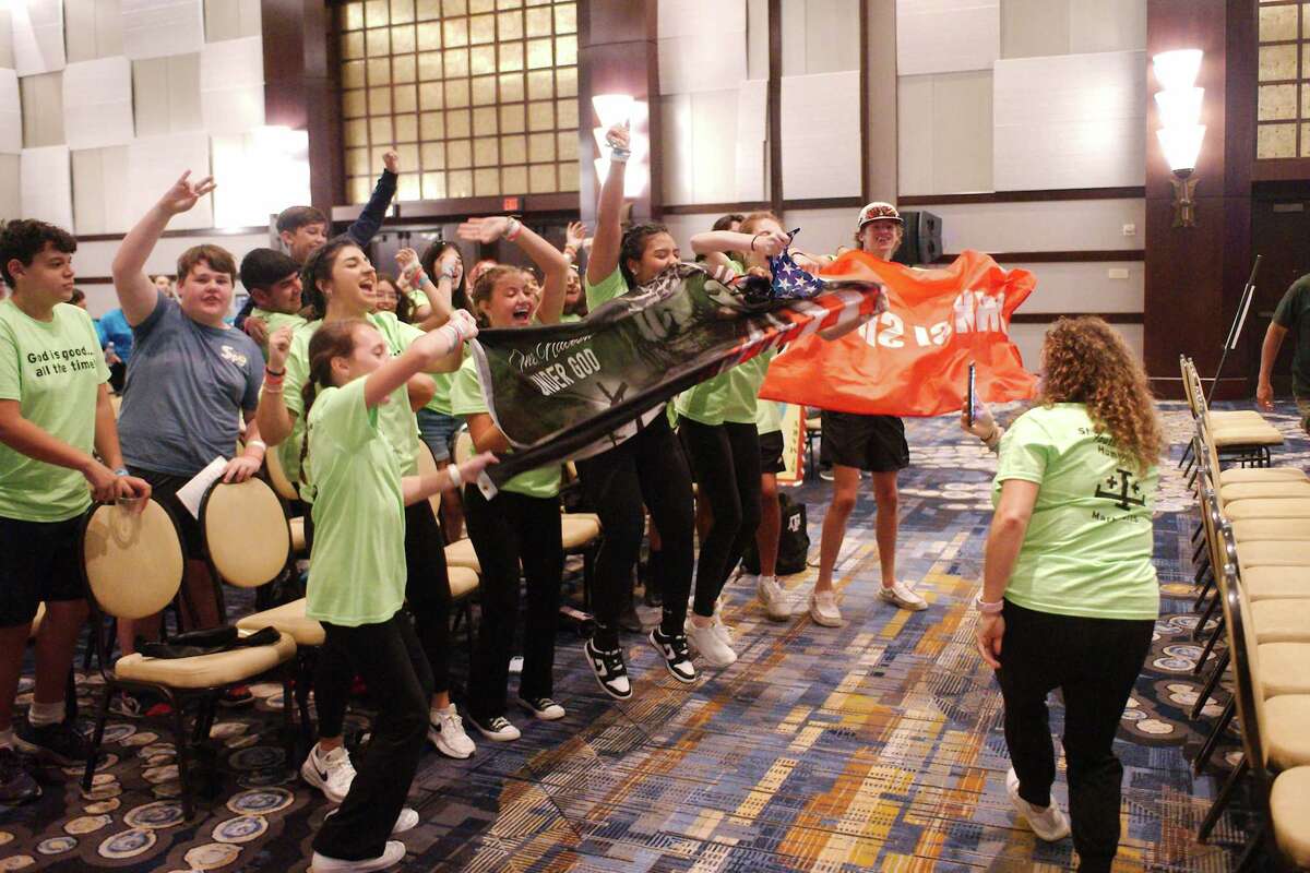 1,000 young Catholics gather for archdiocese's annual conference