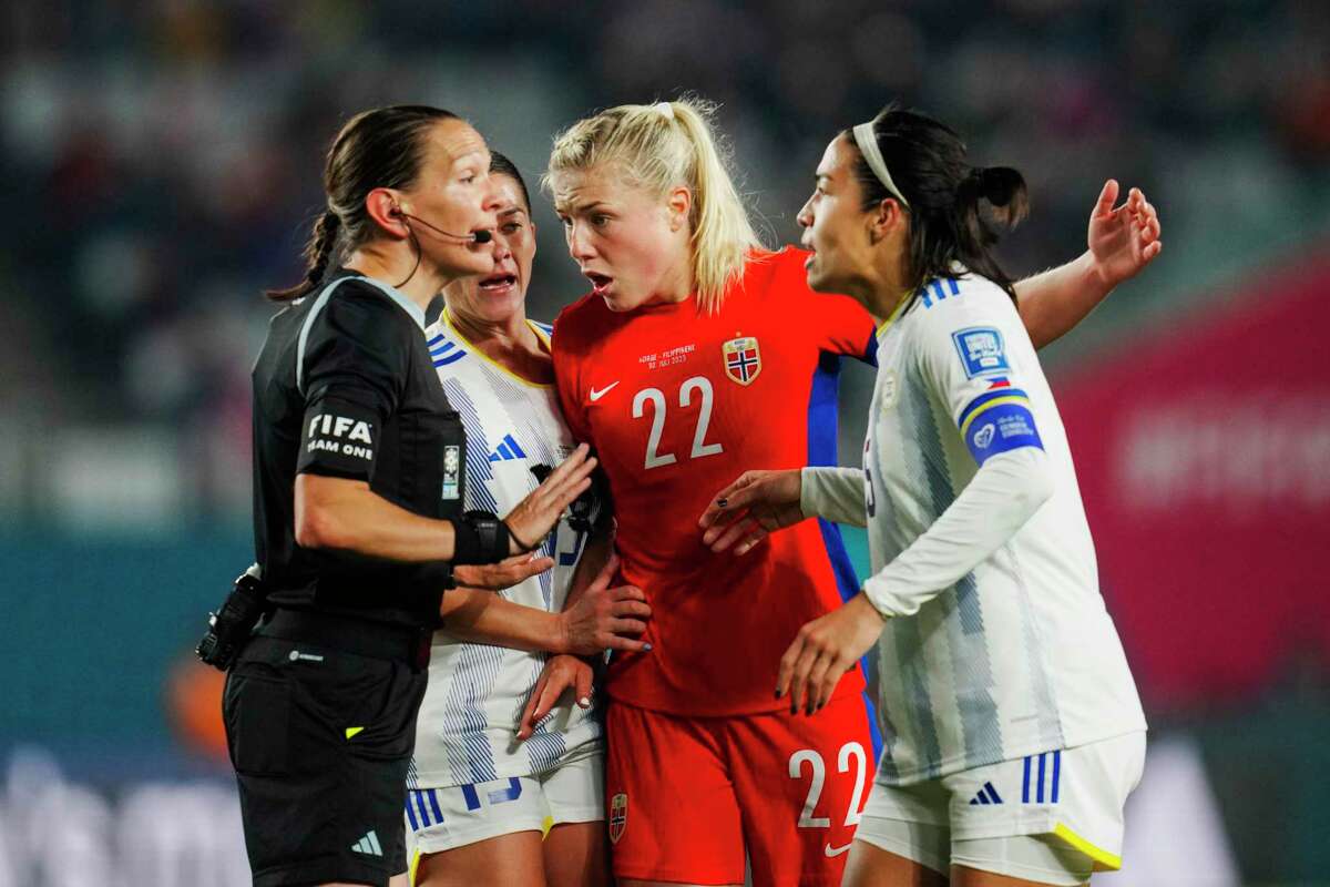 Norway moves into knockout round at women's World Cup