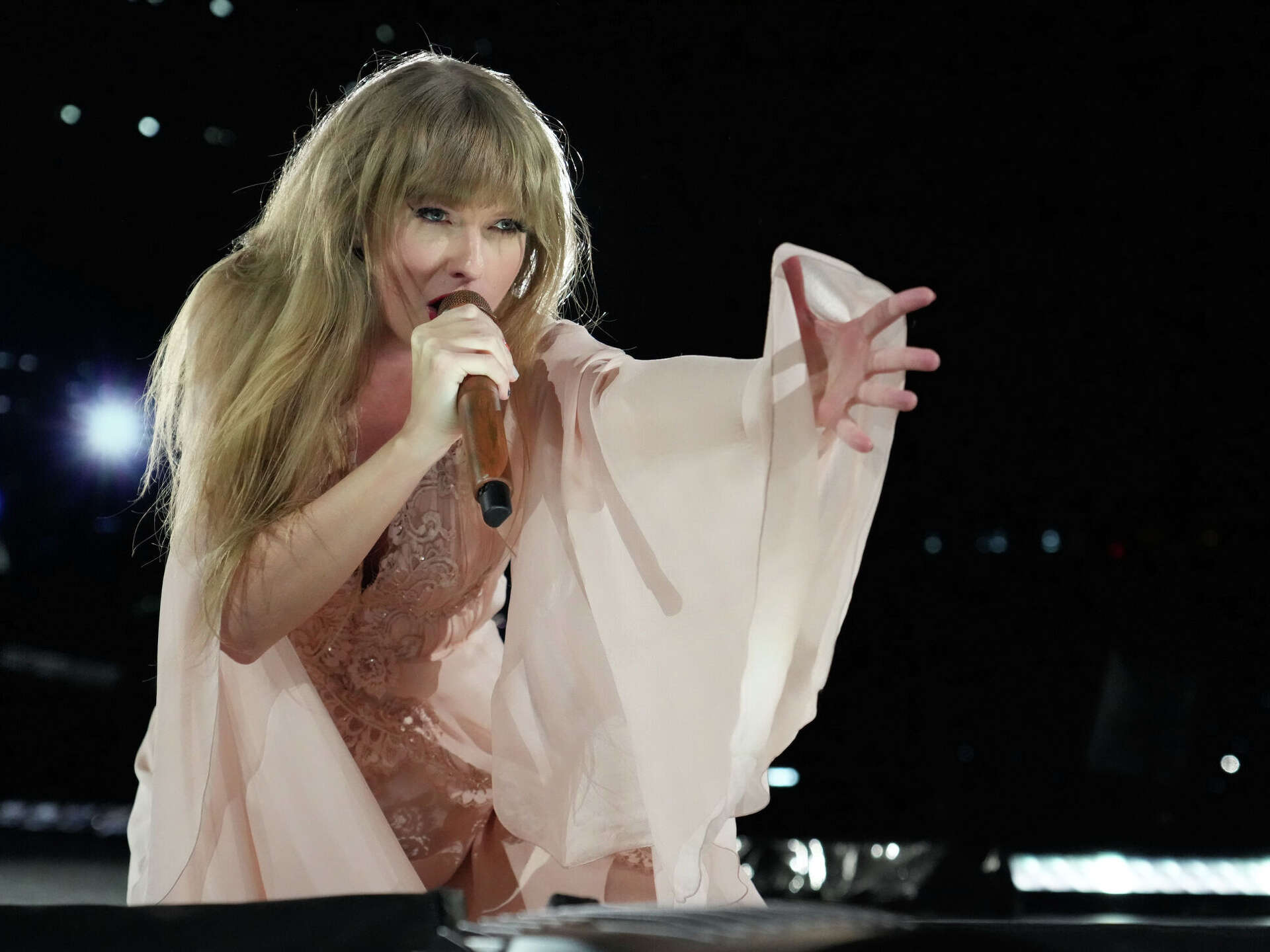 Taylor Swift uses her powers as honorary mayor of Santa Clara for good