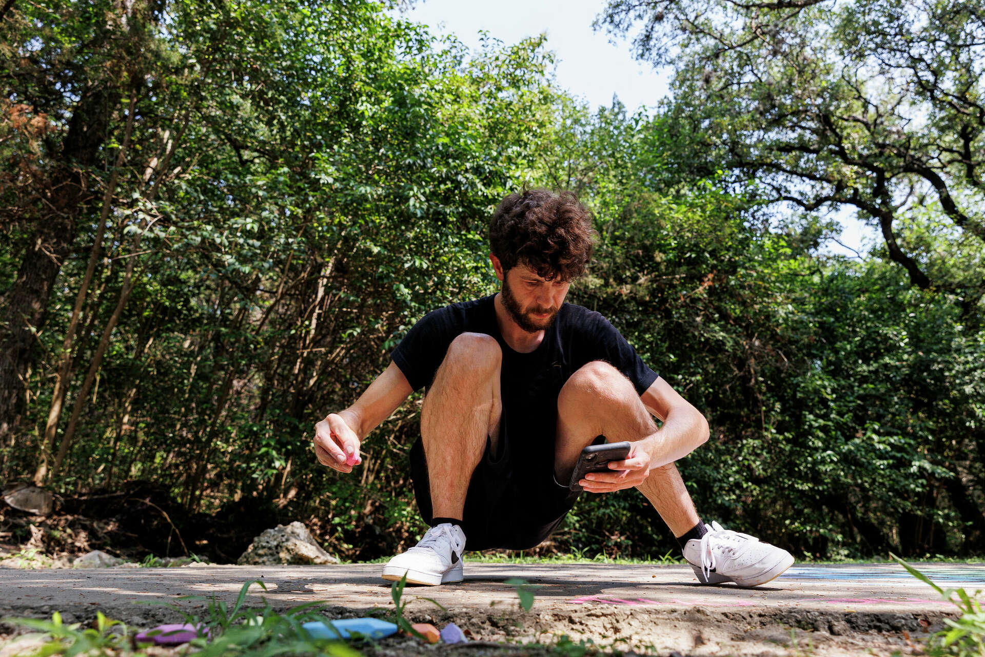 Texas policeman threatens arrest over sidewalk chalk art