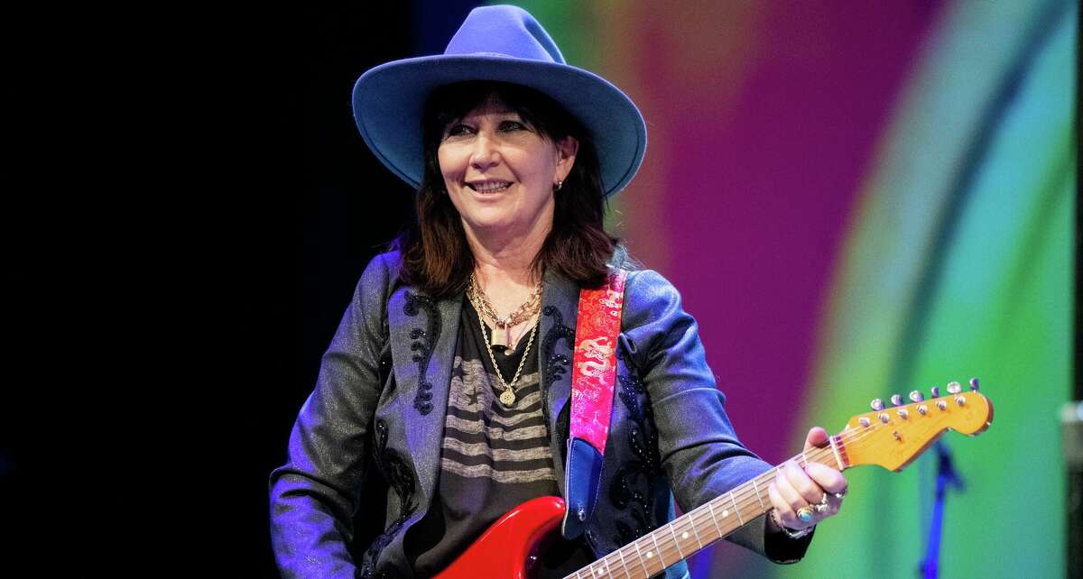 'Head Over Heels' in Austin features a real Go-Go leading the band