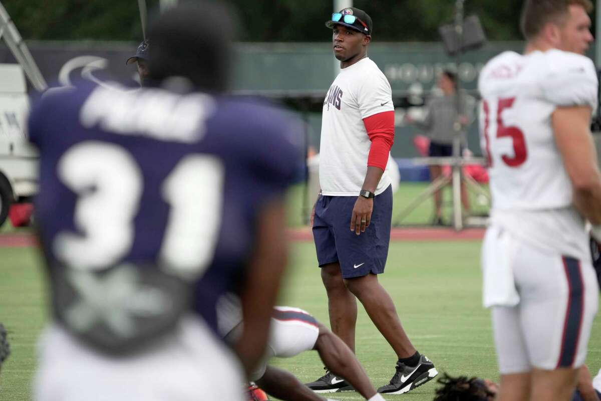 Houston Texans camp: Why DeMeco Ryans is calling plays on defense