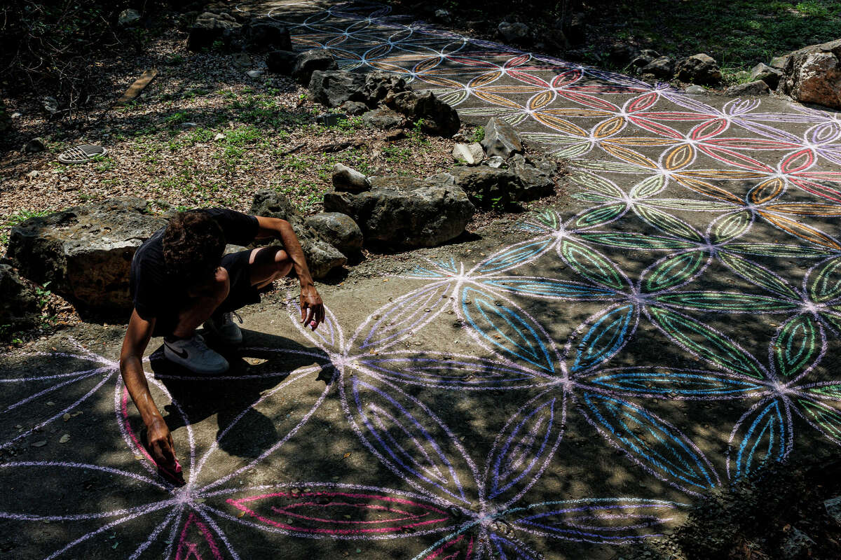 Leon Valley will cough up $16,500 to chalk artist it arrested