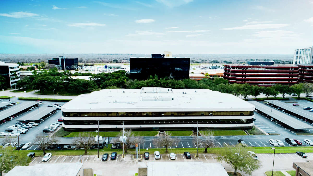 Downtown Houston's Heritage Plaza lands big office lease renewal