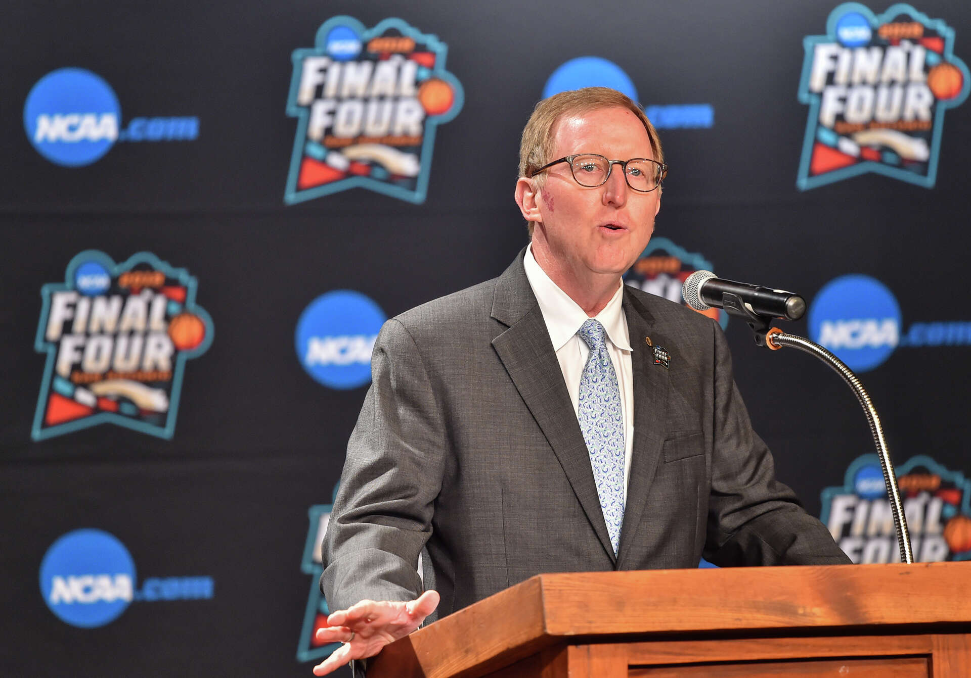 Frost Bank President Pat Frost to retire at end of year