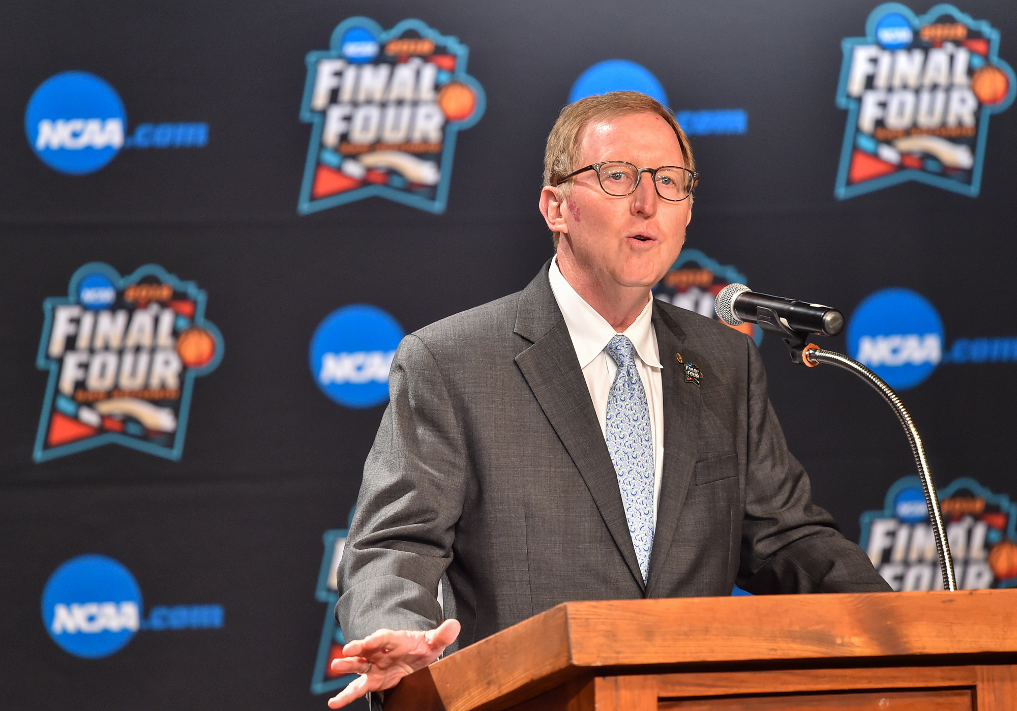 Frost Bank President Pat Frost to retire at end of year