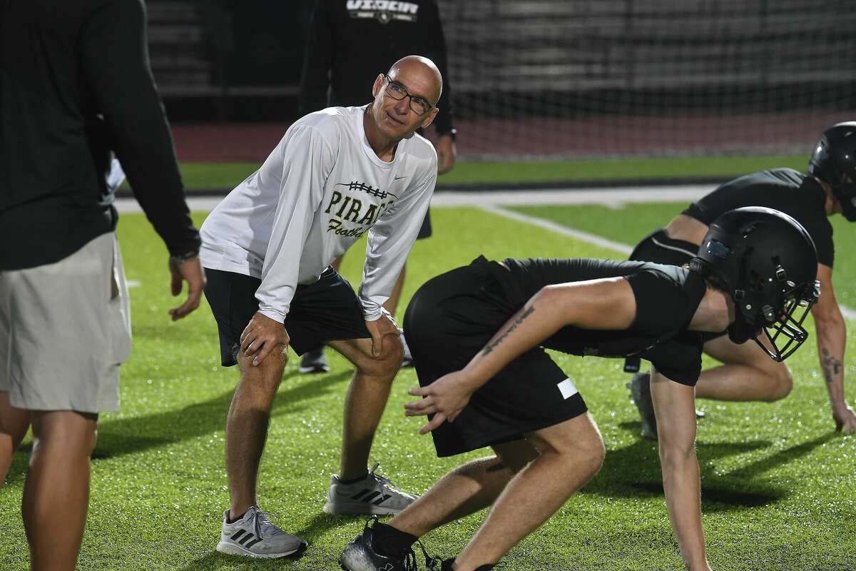 New Vidor coach Dwayne DuBois creates smooth transition for Pirates
