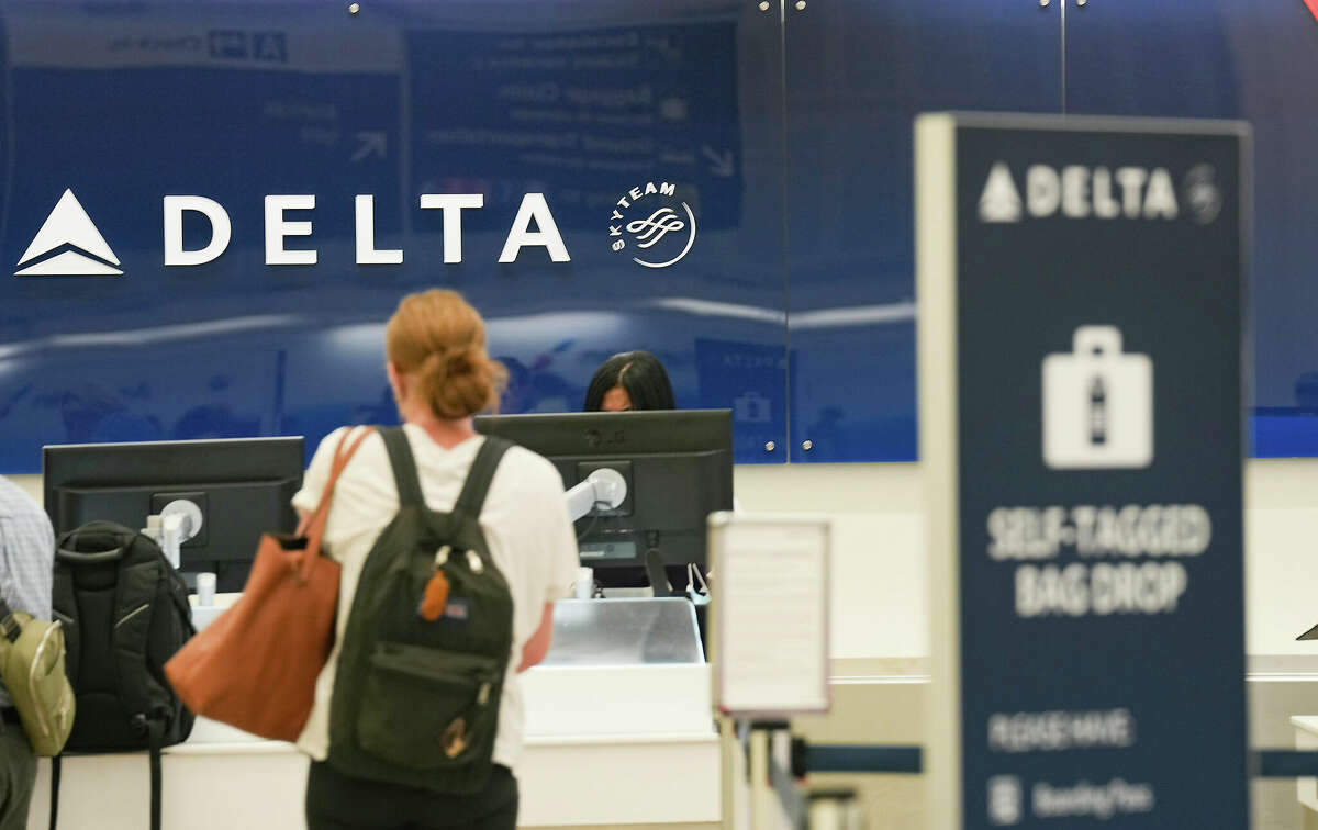 Delta Airlines sued after CT man accused of groping woman, daughter