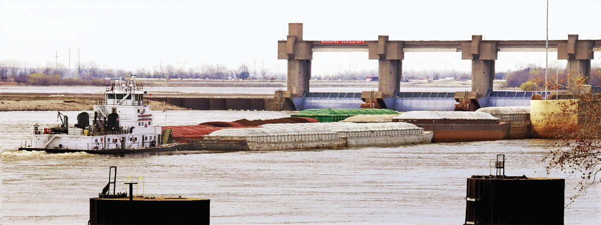Lift gate crack closes Melvin Price's main lock in Alton