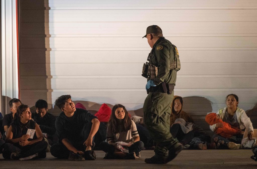 Border officer accused of asking for $5K bribe to keep migrant in US