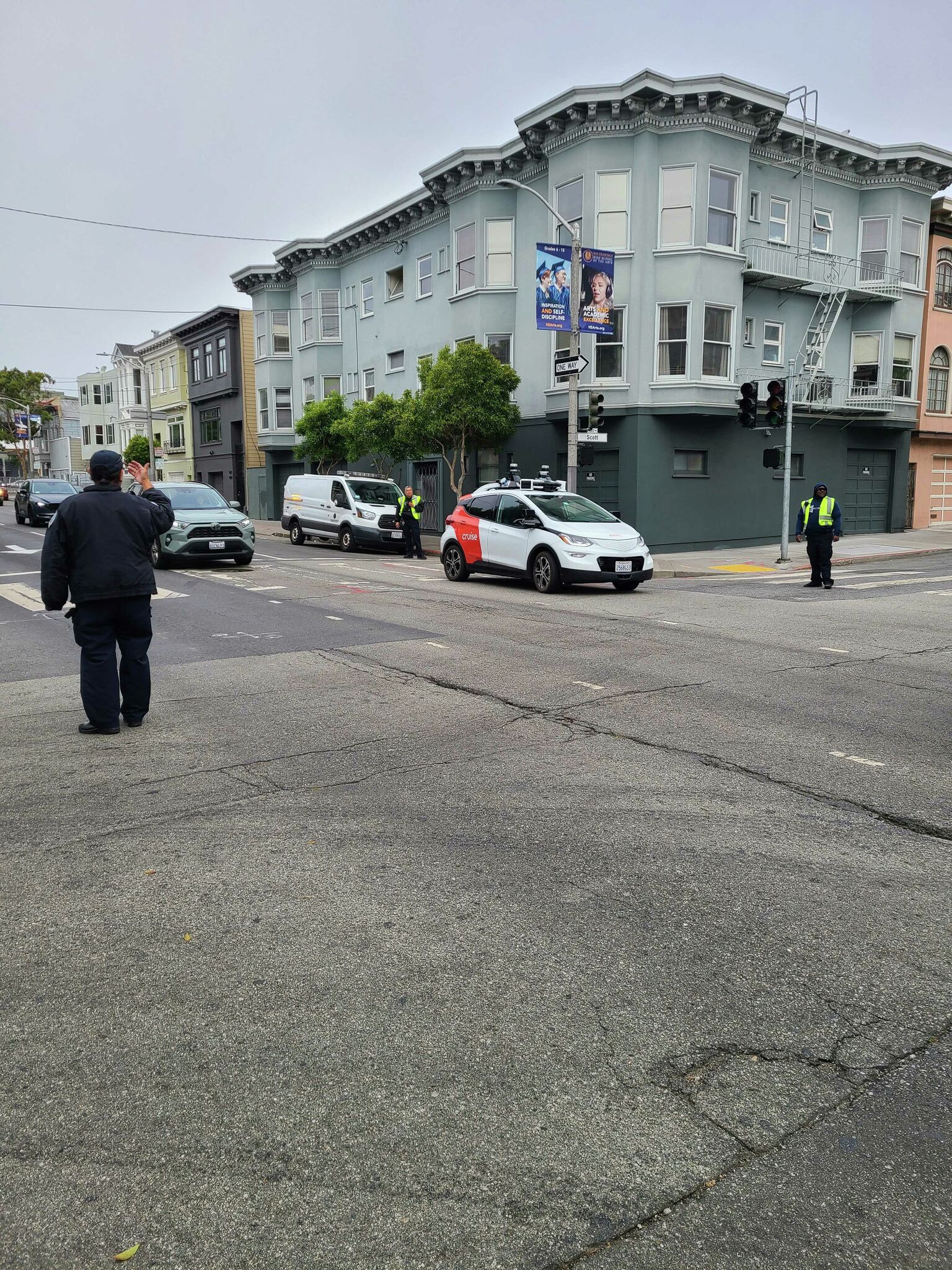 Watch SF police try to get this stuck autonomous Cruise car to move
