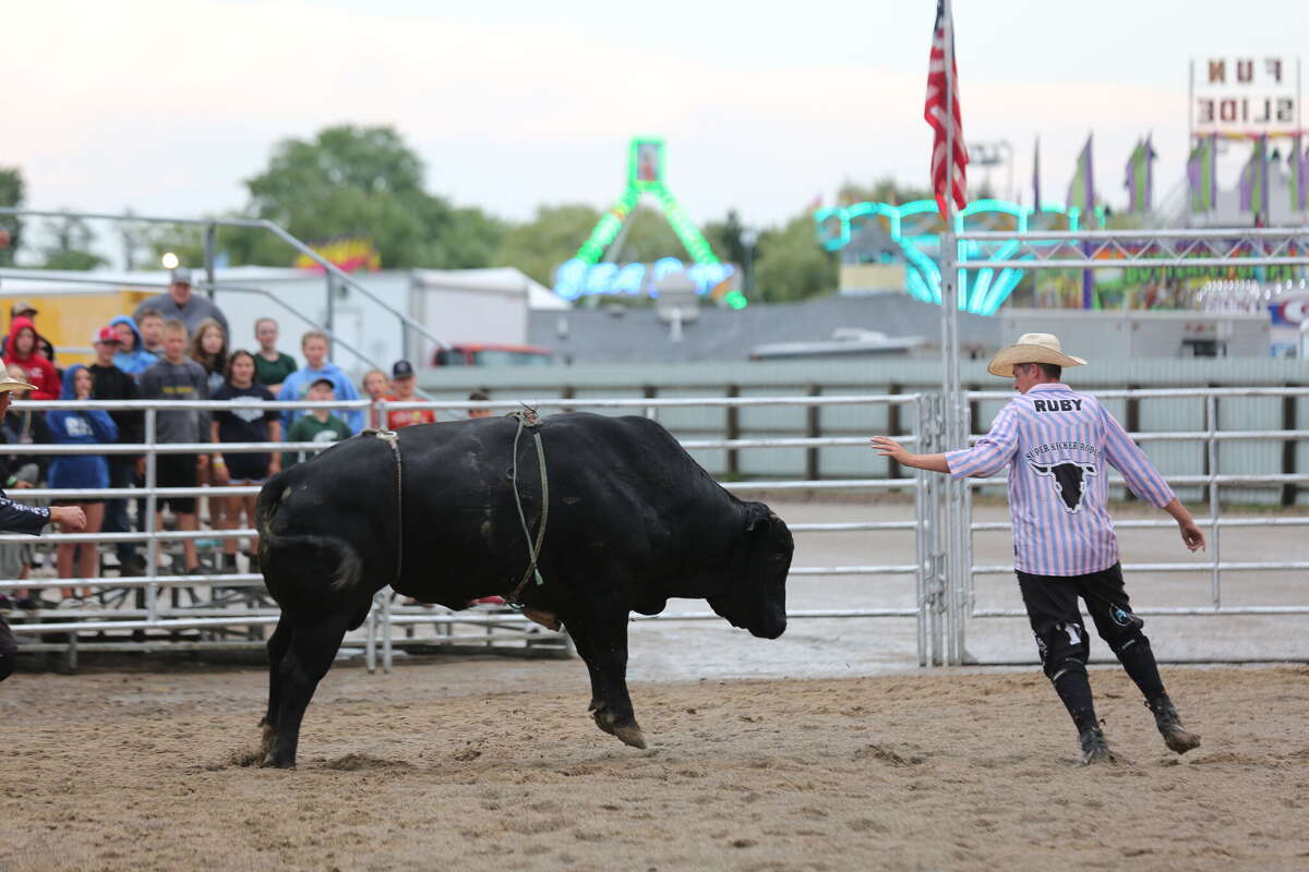 Harsh rain doesn't stop rodeo at Huron Community Fair