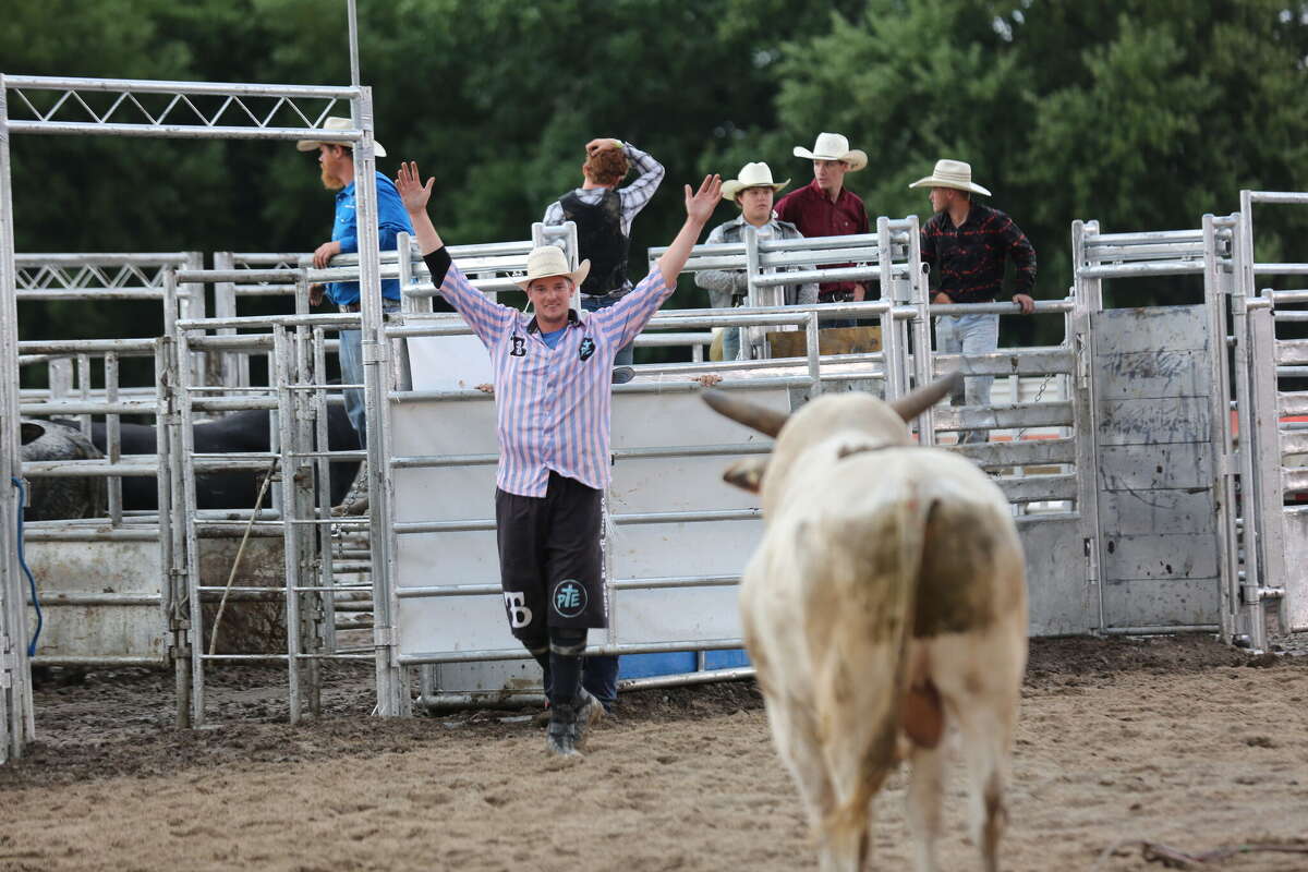 Harsh rain doesn't stop rodeo at Huron Community Fair