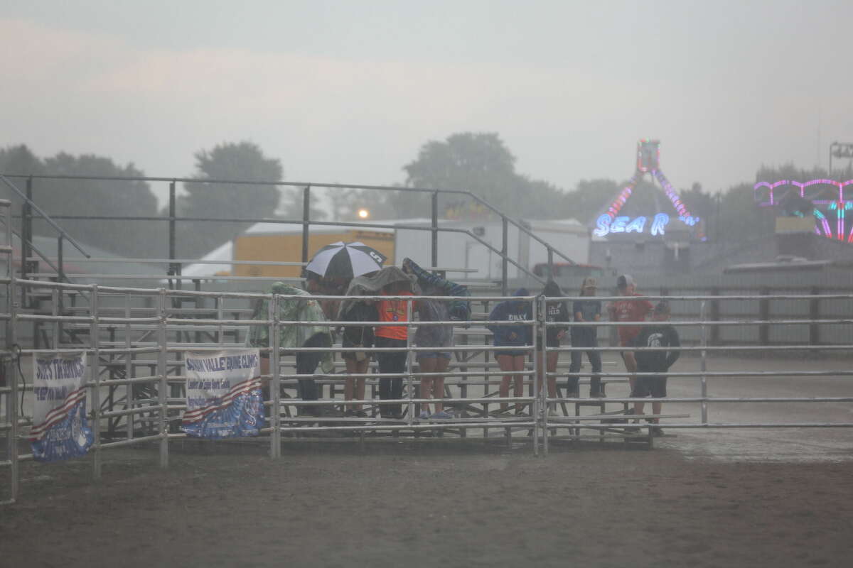 Harsh rain doesn't stop rodeo at Huron Community Fair