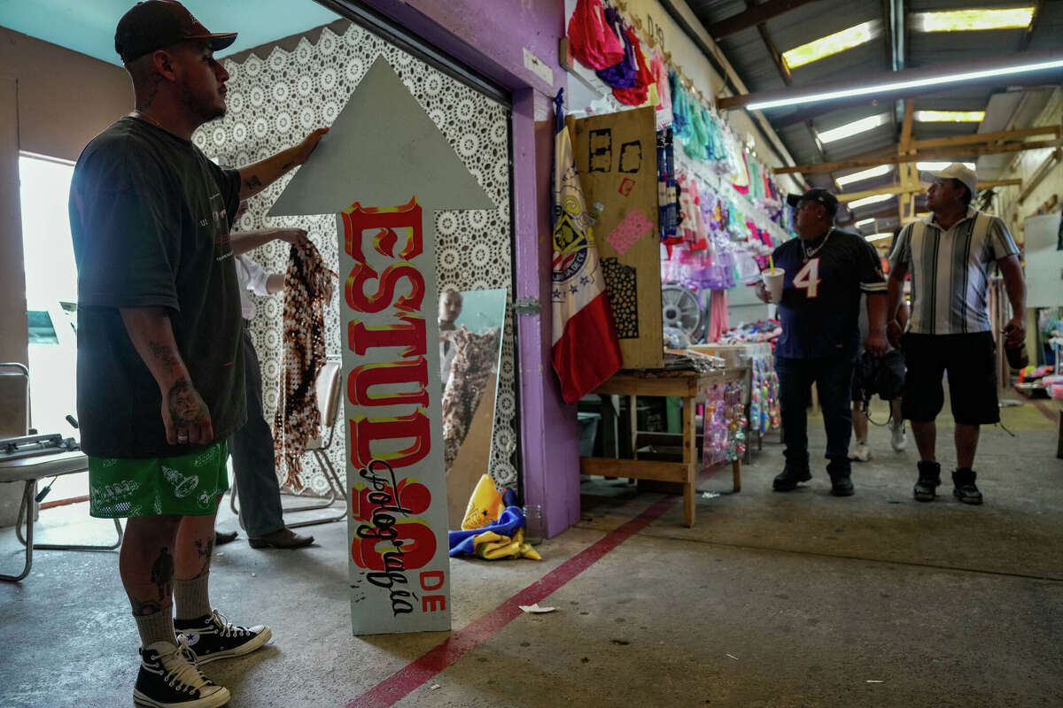 Photographers capture Latino culture at Houston-area flea market