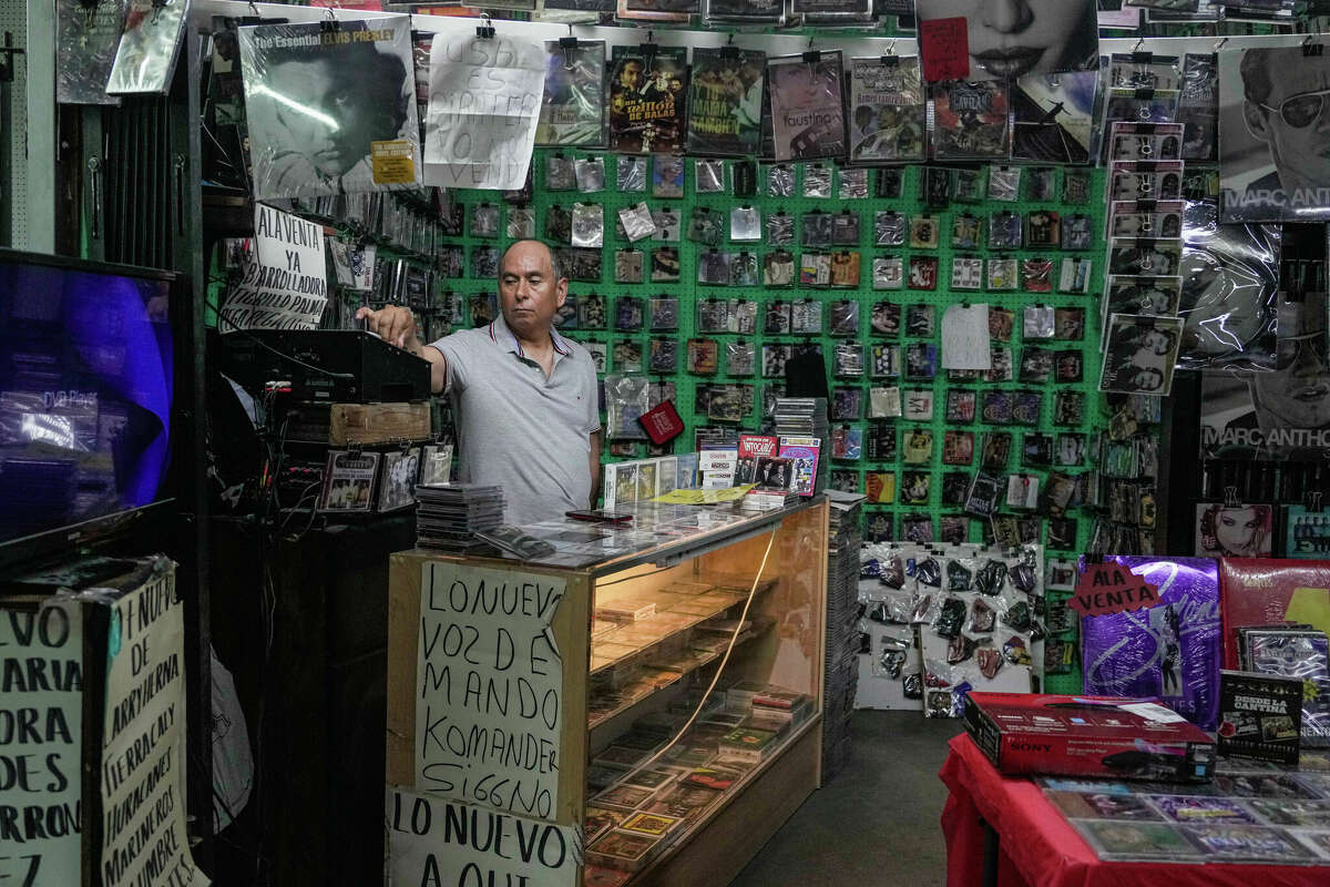 Photographers capture Latino culture at Houston-area flea market